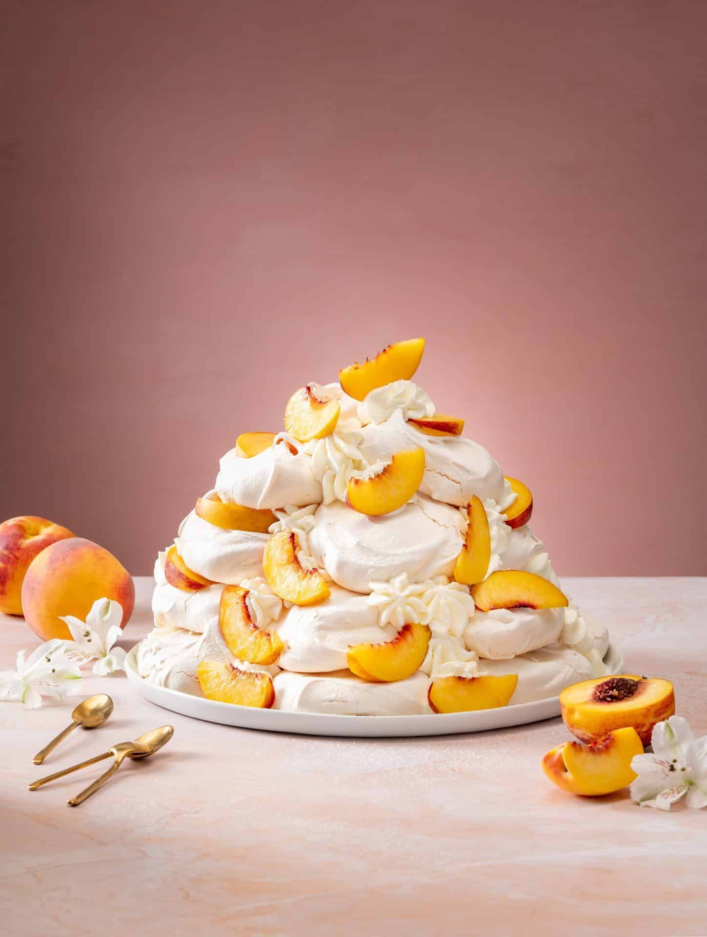 Pièce montée de pavlova aux pêches et aux nectarines, Chantilly ...
