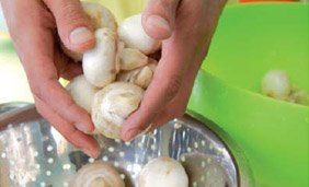 Eplucher et laver les champignons de Paris - Geste simple - Interfel