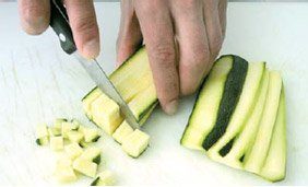 Comment découper de la courgette ? Nos astuces en vidéos